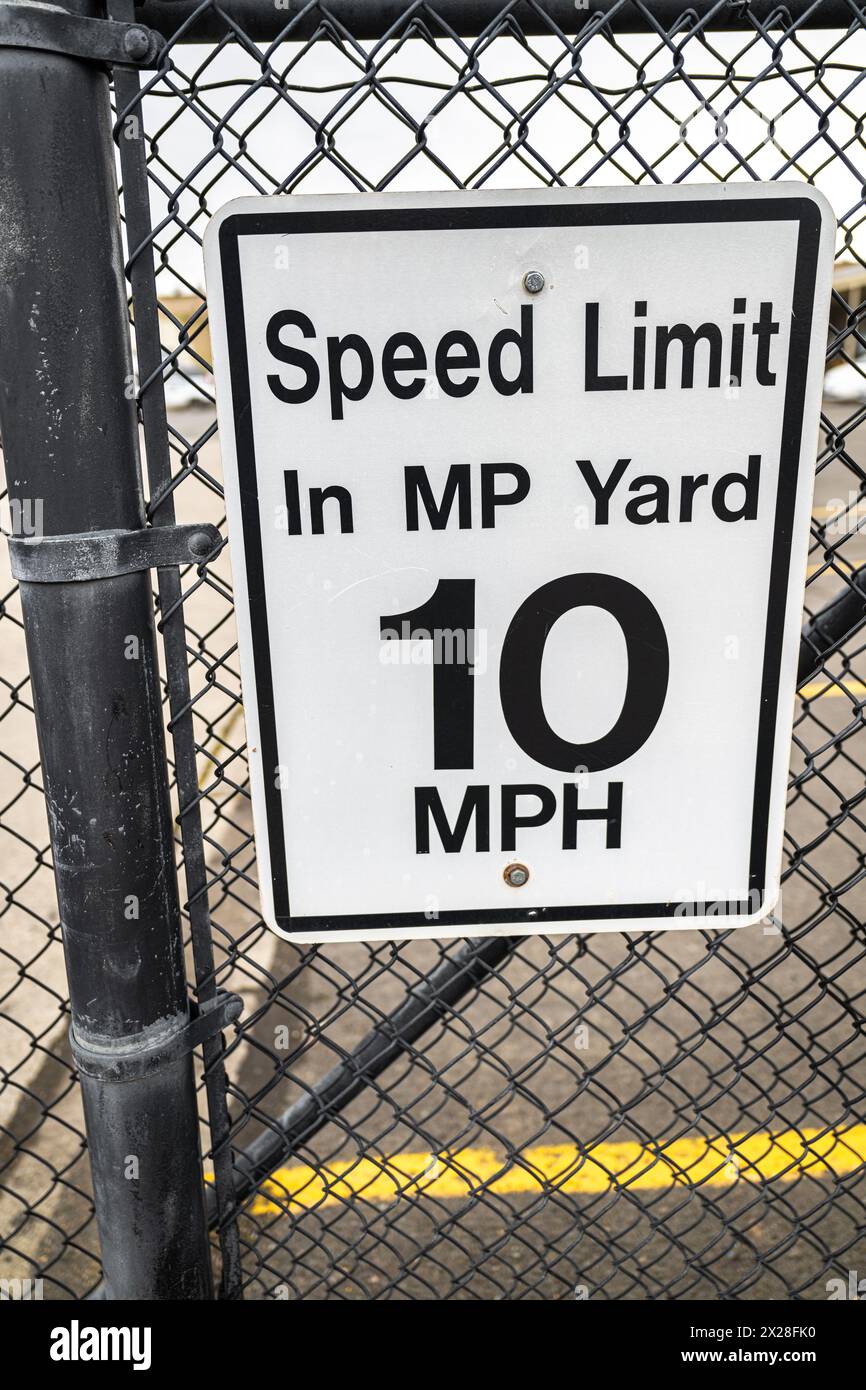 10 miles per hour sign hi-res stock photography and images - Alamy
