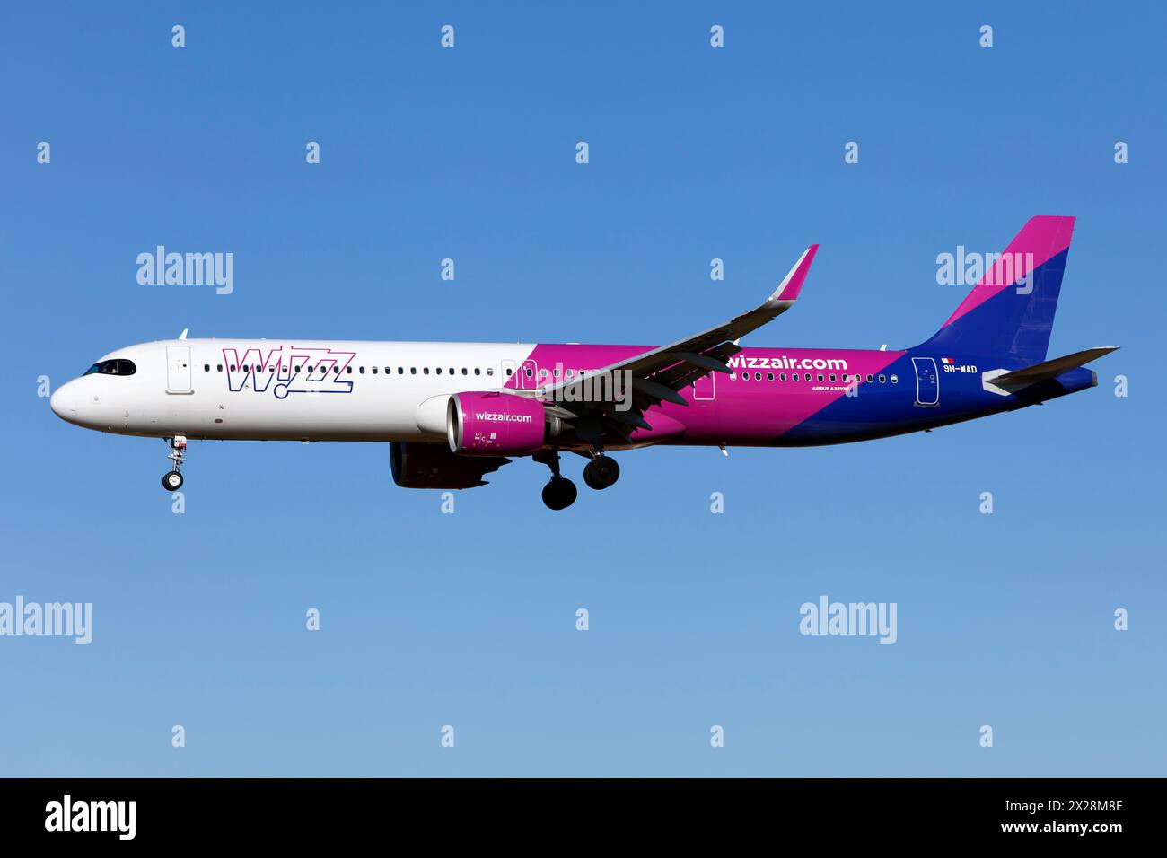 A Wizz Air Malta Airbus 321 NEO landing at Barcelona El Prat airport ...