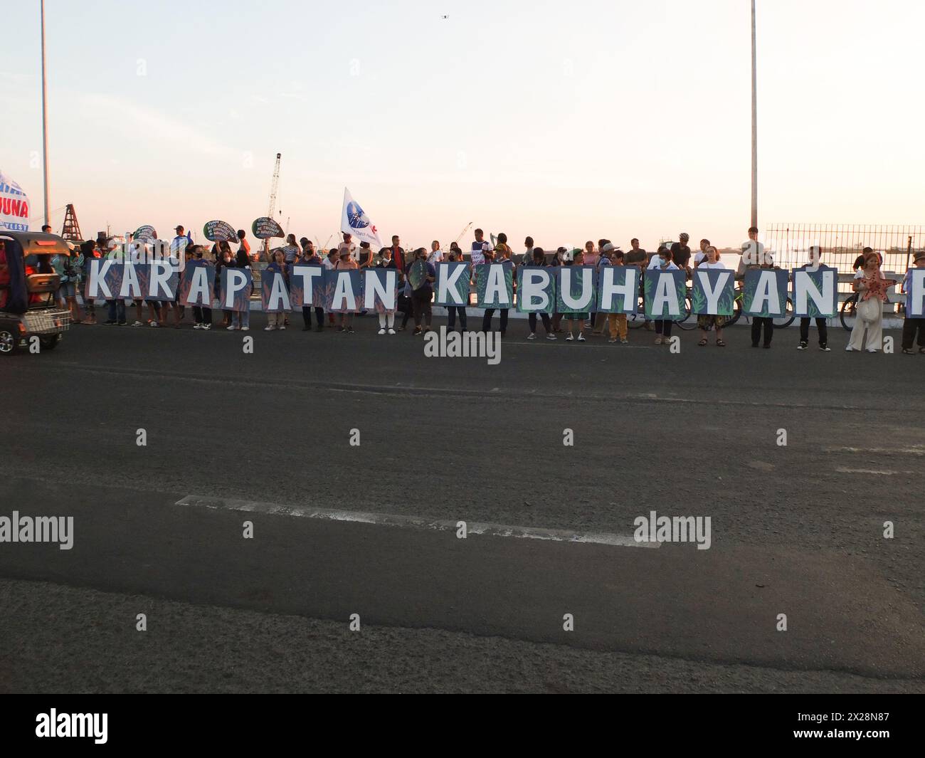 Protesters from various environmental groups create a human chain ...