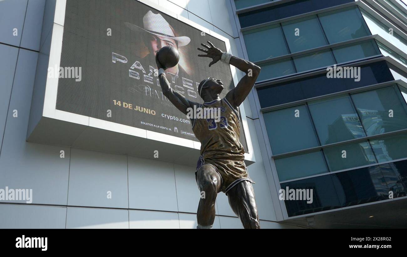 Los Angeles, California, USA 19th April 2024 Kareem Abdul-Jabbar Statue ...
