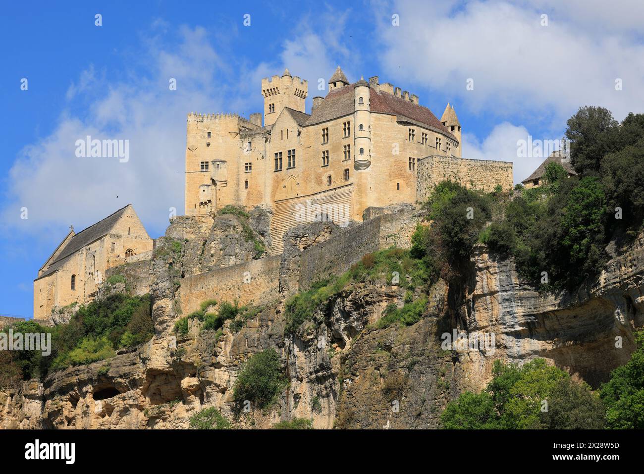 The fortified castle of Beynac in Périgord Noir. Architecture, History, Middle Ages, journey ...