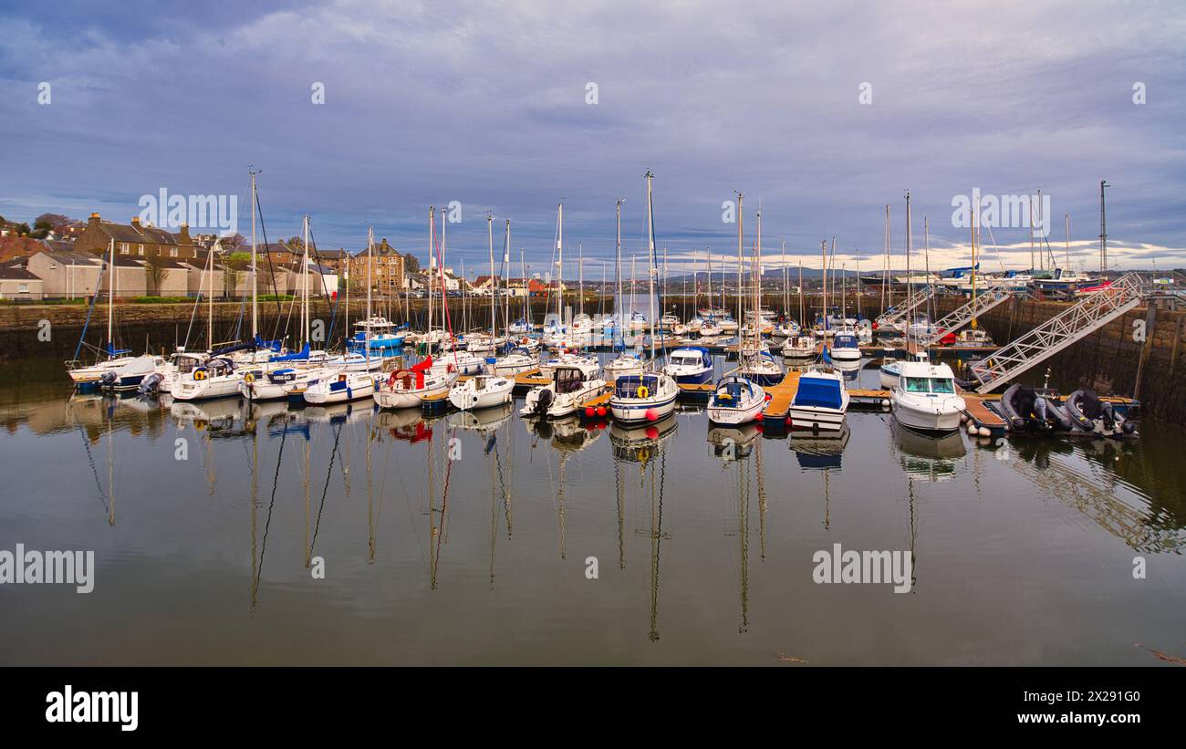 Tayport harbour hi-res stock photography and images - Alamy