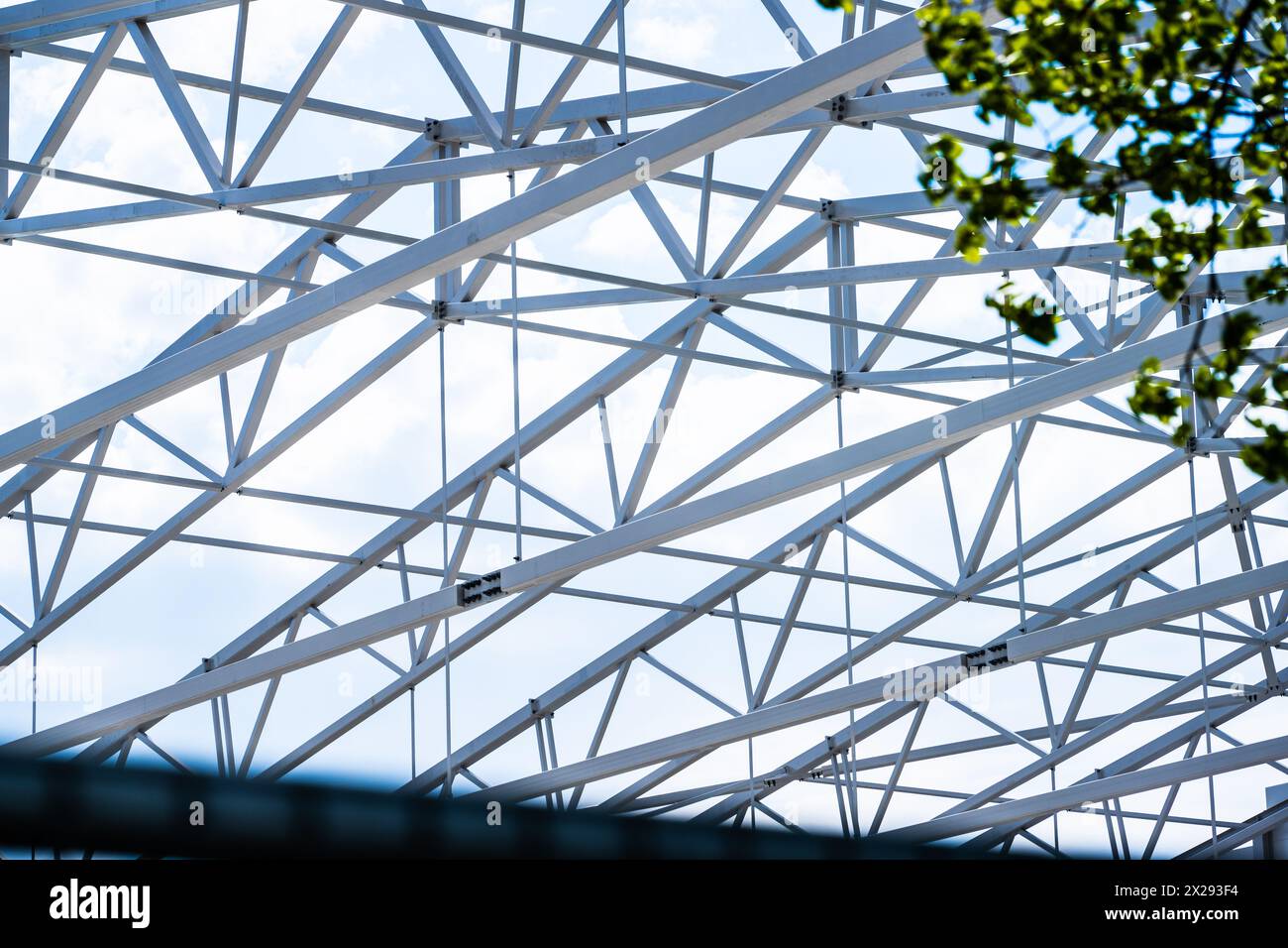 Steel roof trusses hi-res stock photography and images - Alamy