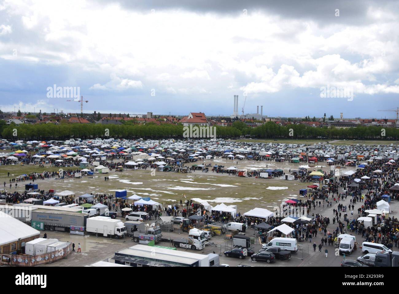 Flohmarkt Angebote Besucher Muenchen 20.04.2024 Theresienwiese ...