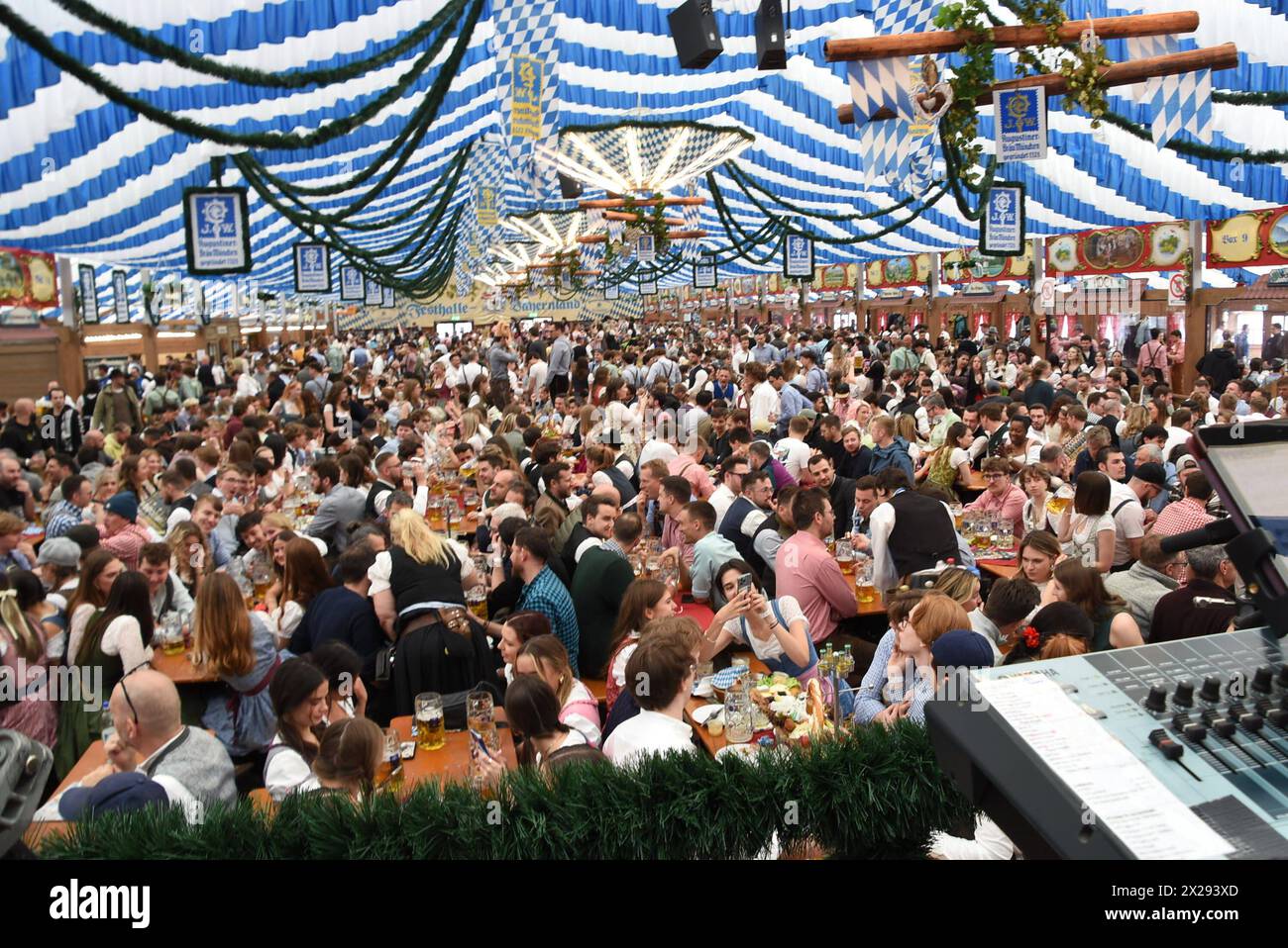 Bayernland Festhalle Besucher Muenchen 20.04.2024 Theresienwiese ...
