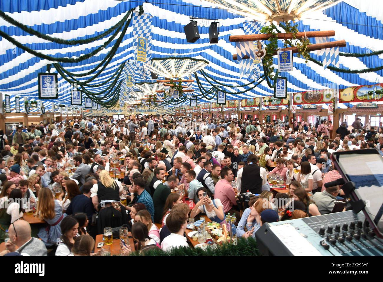 Bayernland Festhalle Besucher Muenchen 20.04.2024 Theresienwiese ...