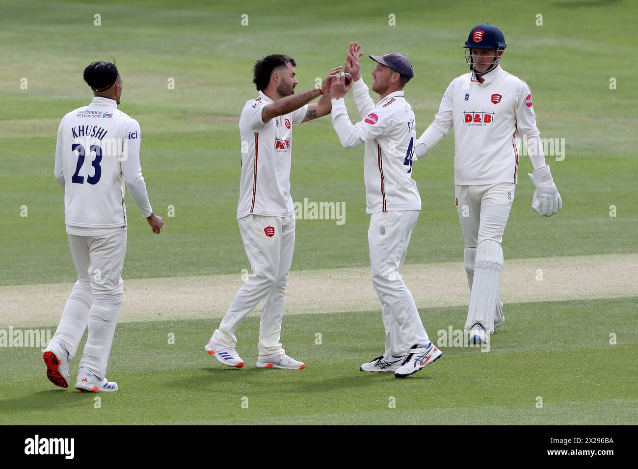 Shane Snater of Essex claims the wicket of Luke Wells during Essex CCC ...