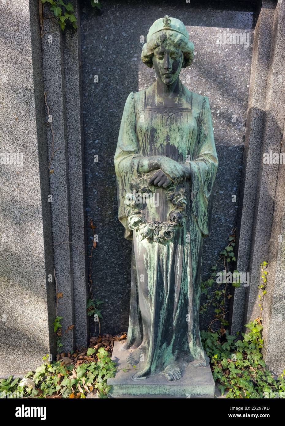 Statue in front of an old family grave Stock Photo - Alamy