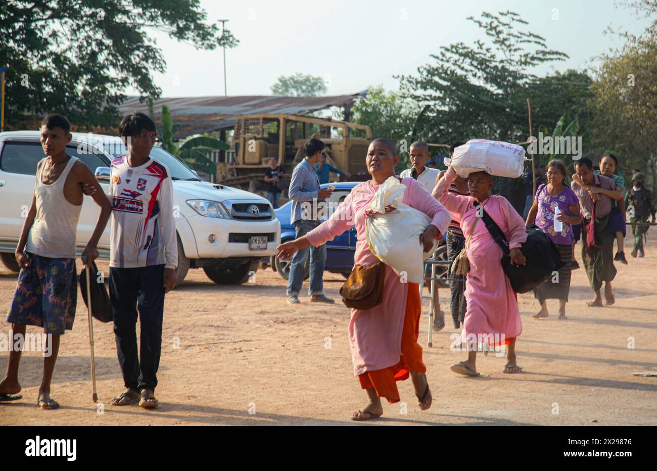 People flee from fighting hi-res stock photography and images - Alamy