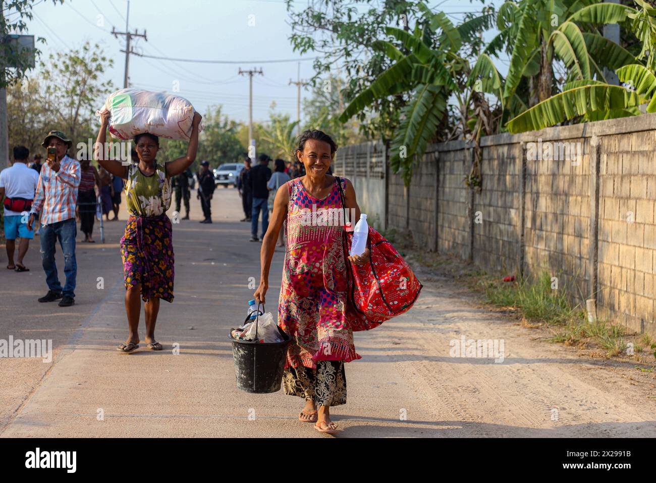 People flee from fighting hi-res stock photography and images - Alamy