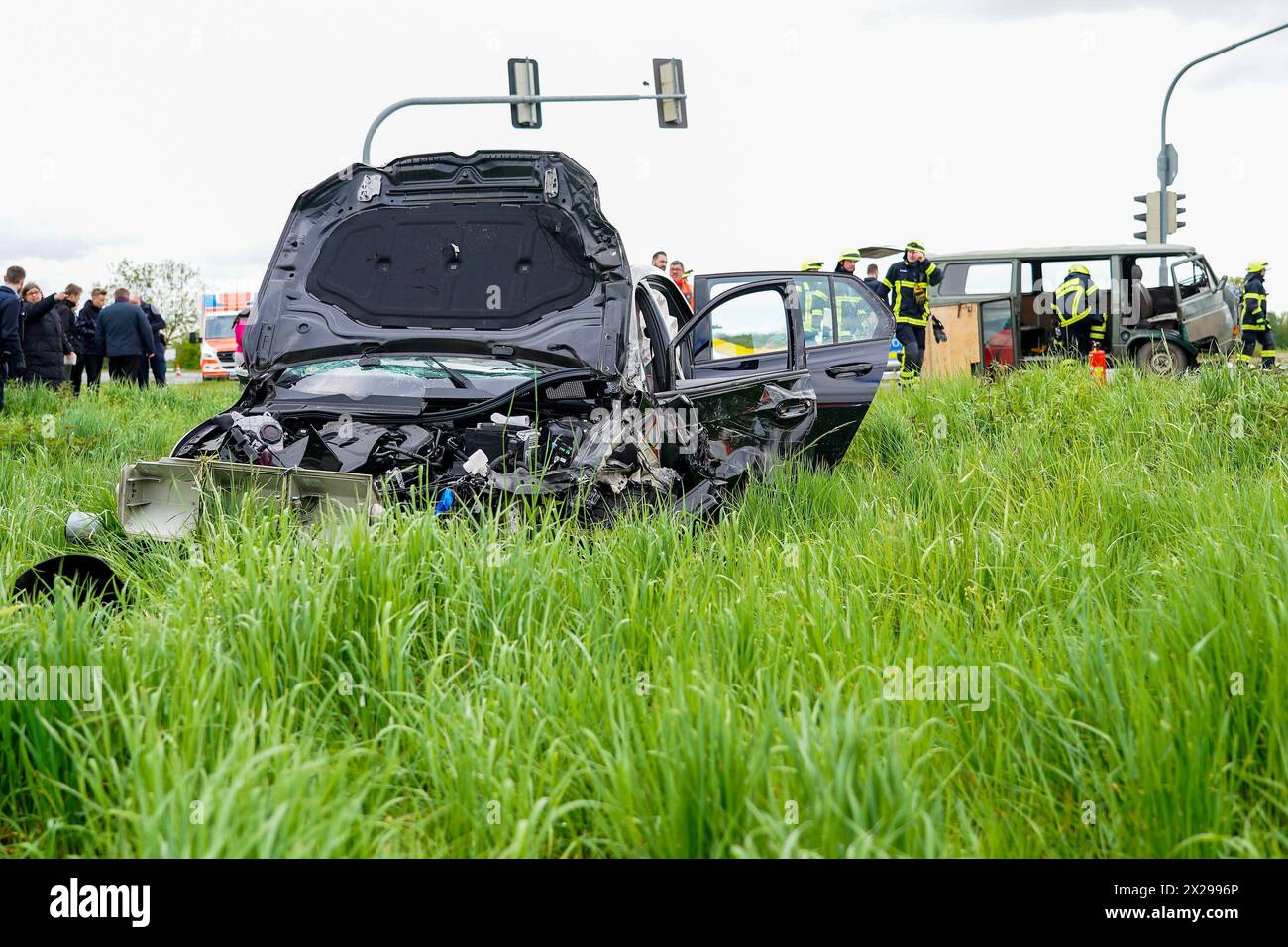 Ein VW Golf und ein Landarbeiterbus sind am Sonntagmorgen gegen 9.22 ...