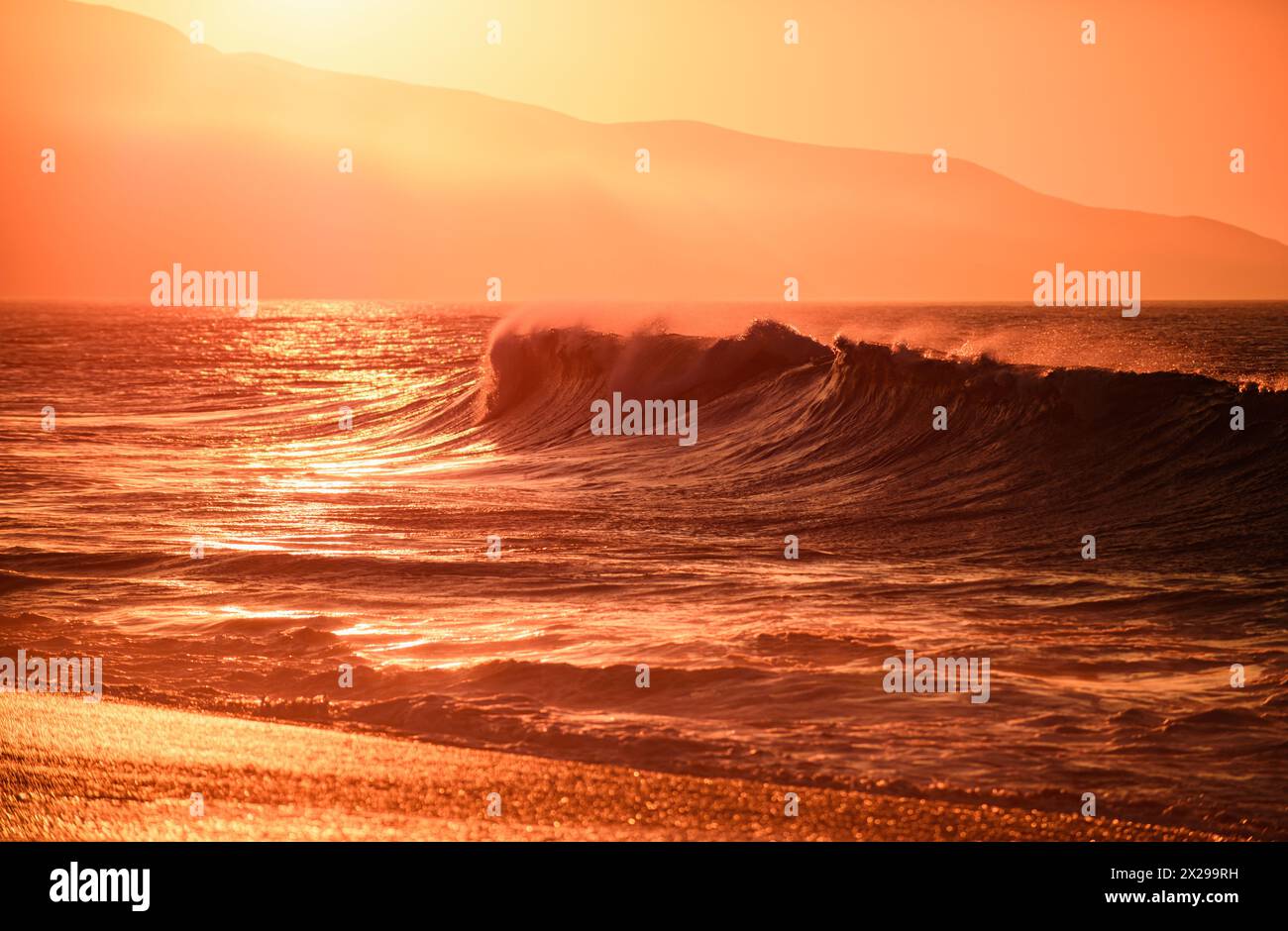 Hawaii sunset over ocean sunrays hi-res stock photography and images ...