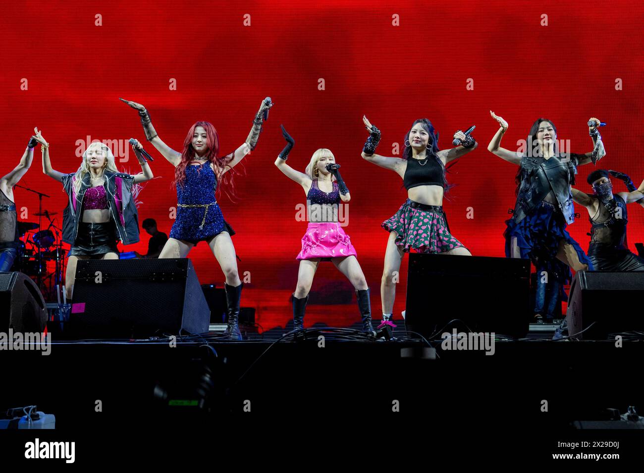 Sakura Miyawaki, left, Huh Yun-jin, Kim Chae-won, Hong Eun-chae, and ...