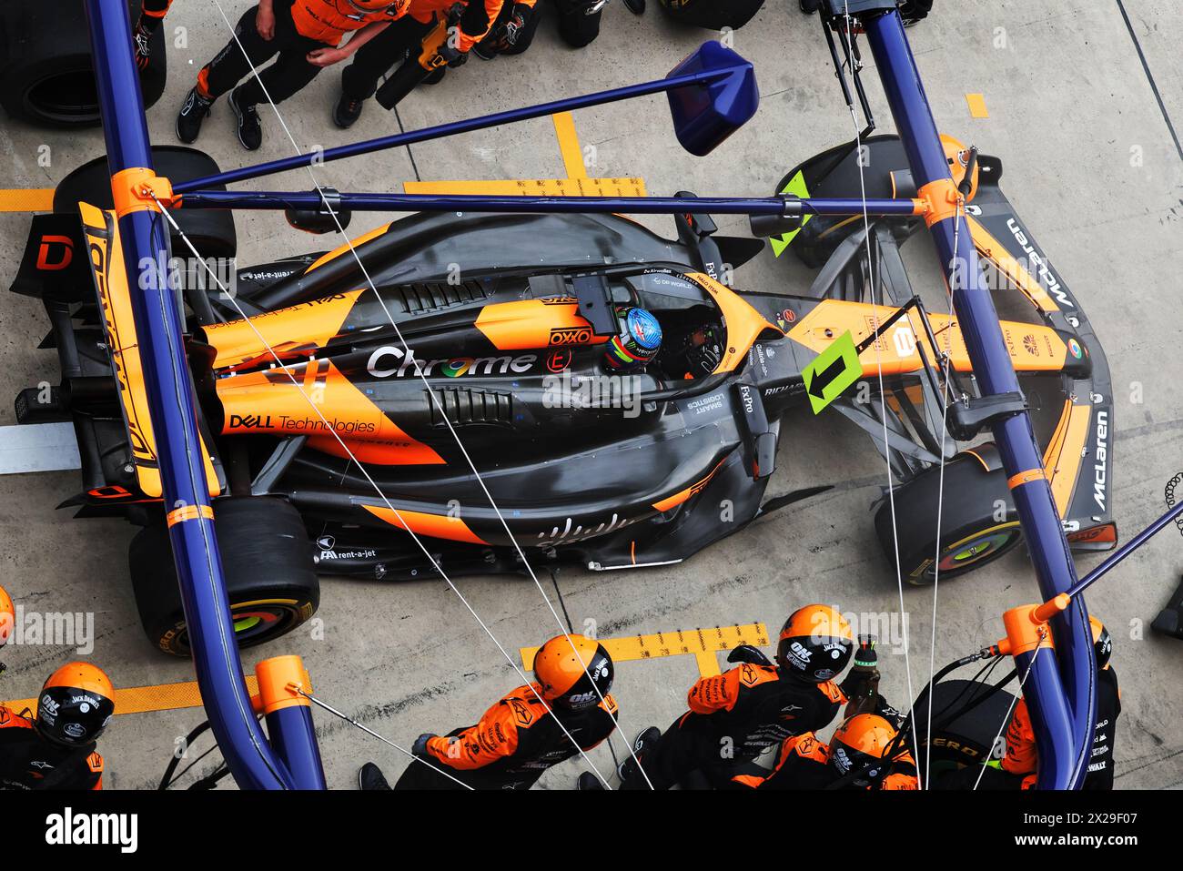 Oscar Piastri (AUS) McLaren MCL38 makes a pit stop. 21.04.2024. Formula ...