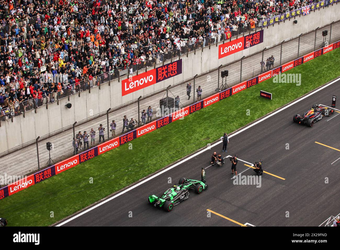 ZHOU Guanyu (chi), Stake F1 Team Kick Sauber C44, spectators, fans ...