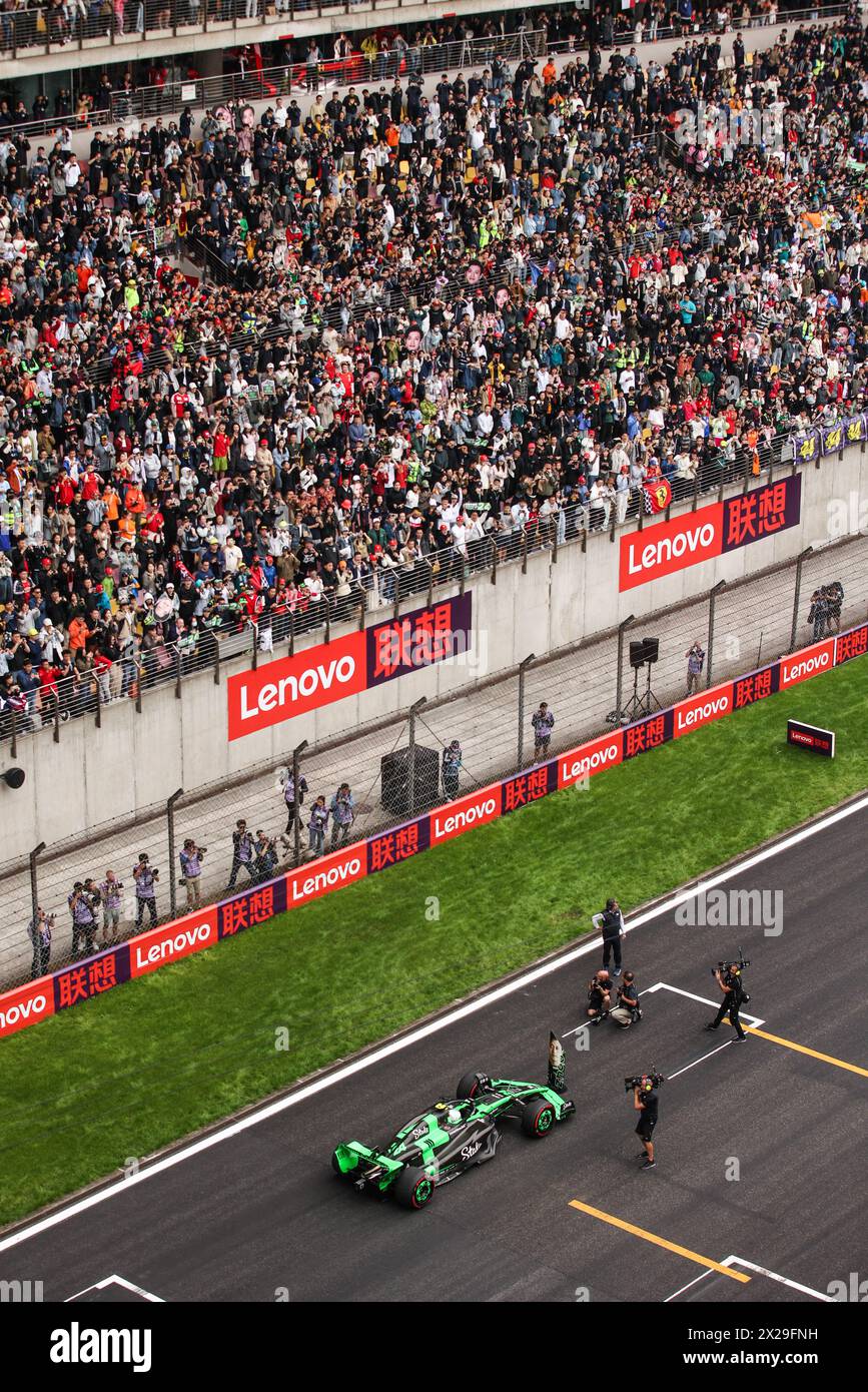 ZHOU Guanyu (chi), Stake F1 Team Kick Sauber C44, portrait spectators, fans during the Formula 1 ...