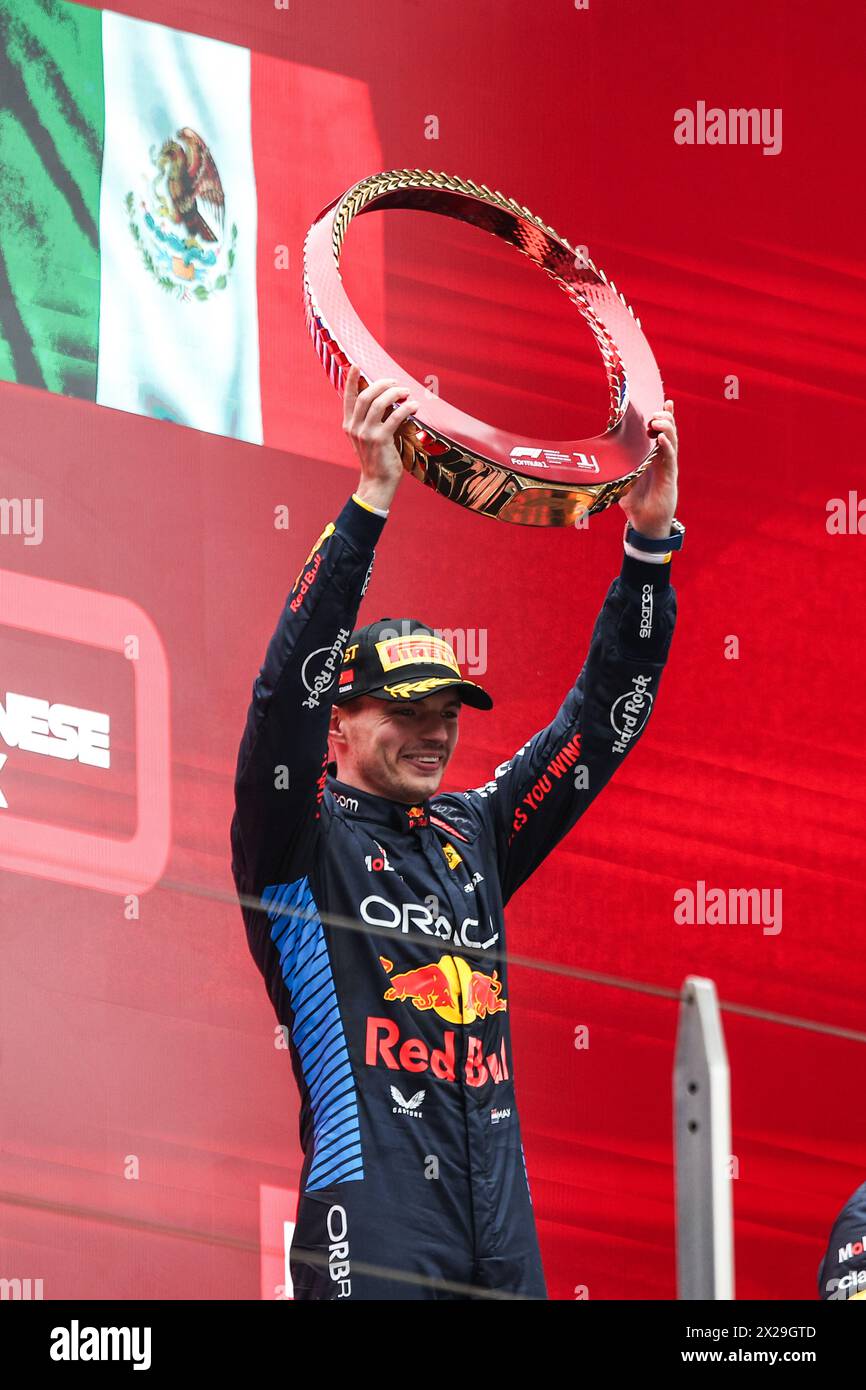 VERSTAPPEN Max (ned), Red Bull Racing RB20, portrait trophy podium ...