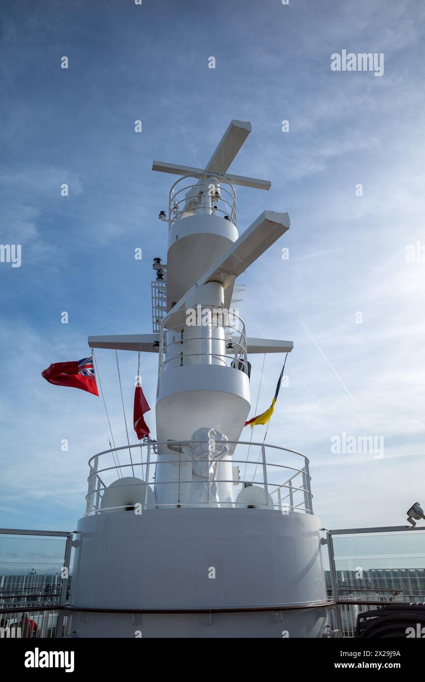 Communication mast ship hi-res stock photography and images - Alamy