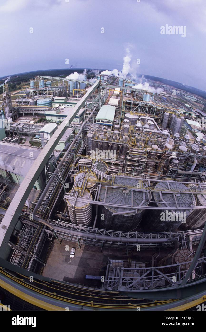 Pulp and paper mill, Riau, near Pekanbaru, Sumatra, Indonesia Stock ...
