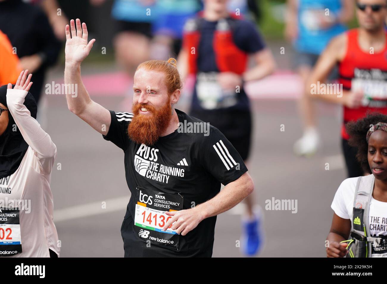 'Hardest Geezer' Russ Cook leaves the start of the TCS London Marathon ...
