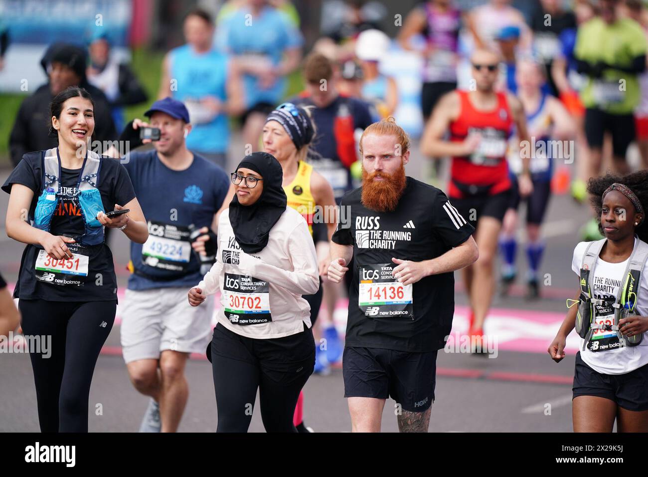 'Hardest Geezer' Russ Cook leaves the start of the TCS London Marathon ...