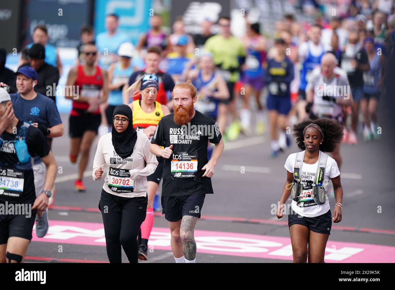 'Hardest Geezer' Russ Cook leaves the start of the TCS London Marathon ...