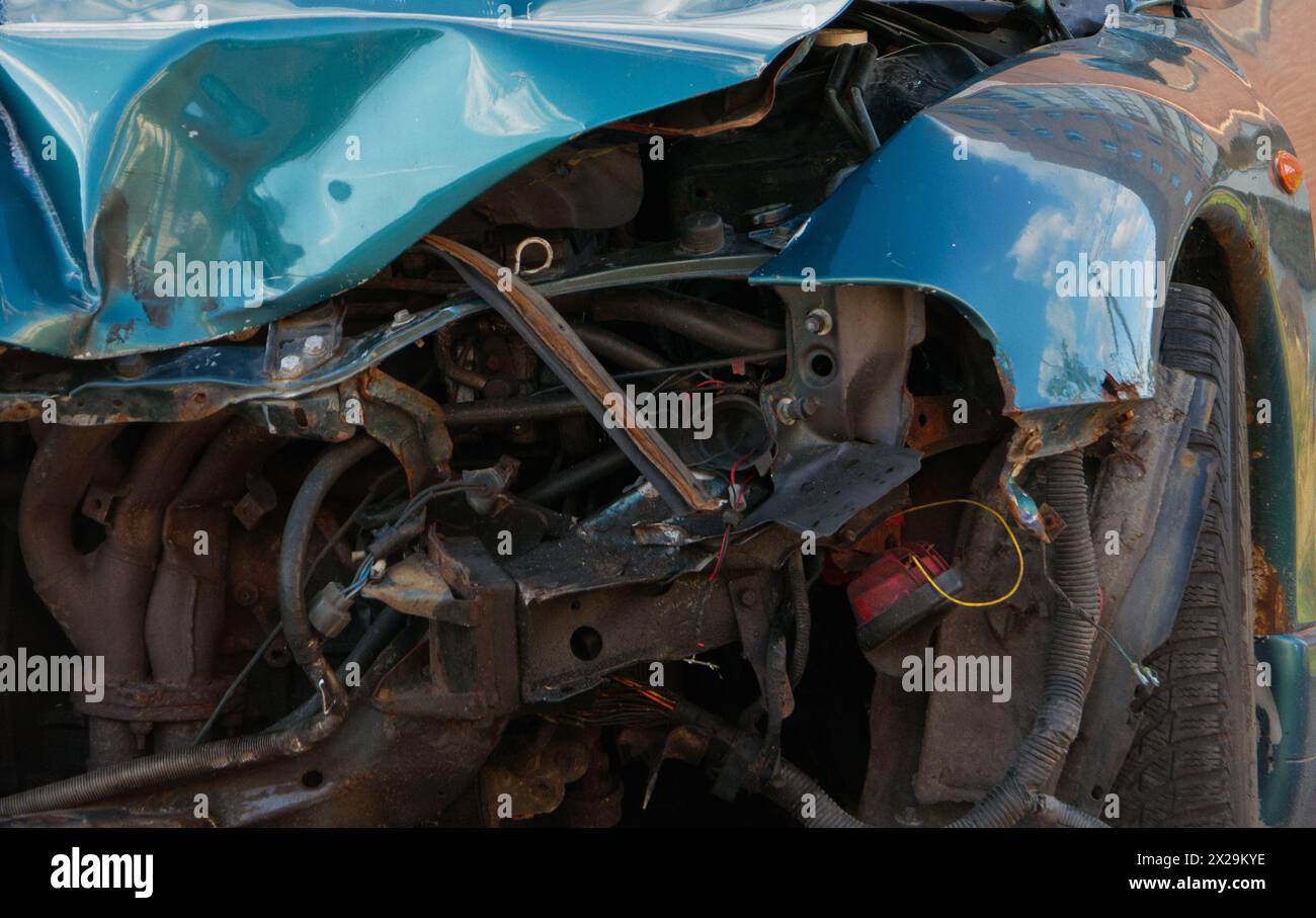 Car front view dented hi-res stock photography and images - Alamy