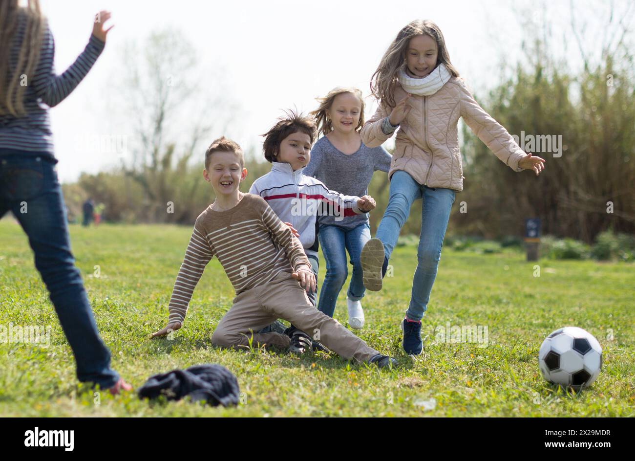 Girls playing soccer hispanic hi-res stock photography and images - Alamy