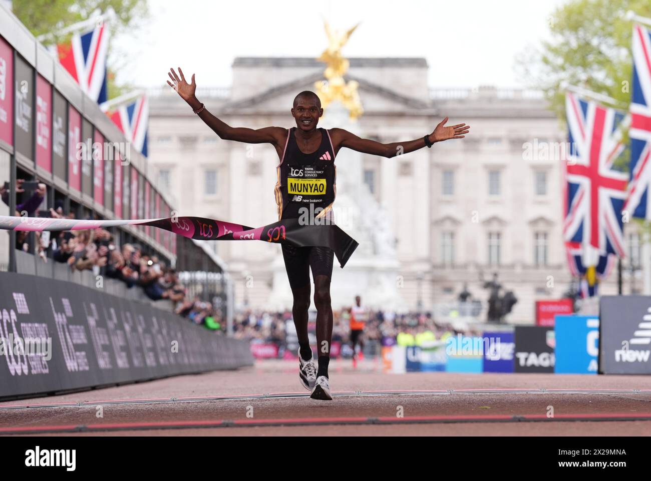Alexander Mutiso Munyao crosses the line to win the men's elite race ...