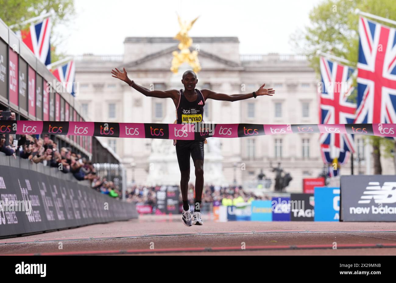 Alexander Mutiso Munyao crosses the line to win the men's elite race ...