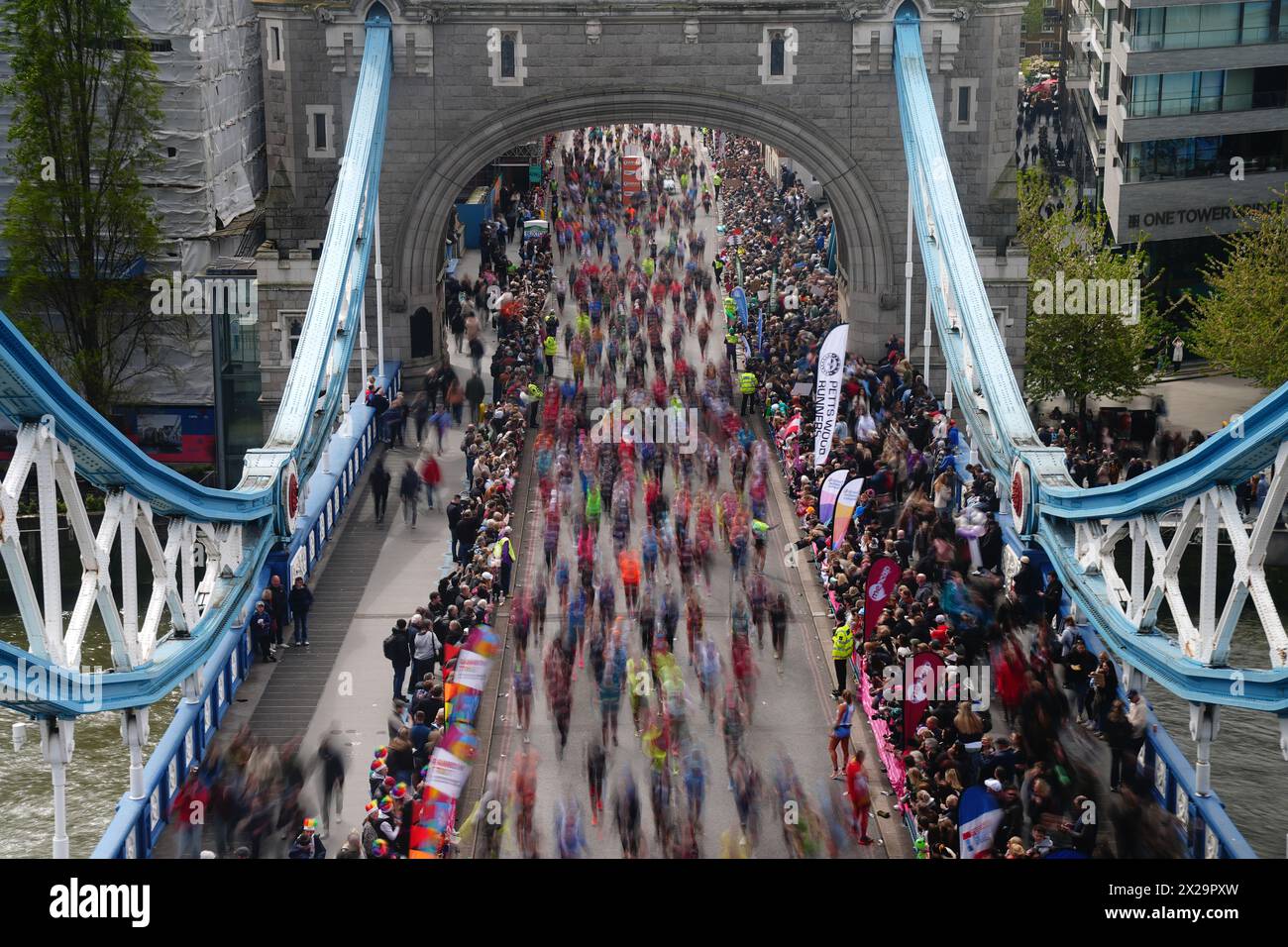 The masses crossing Tower Bridge during the TCS London Marathon ...