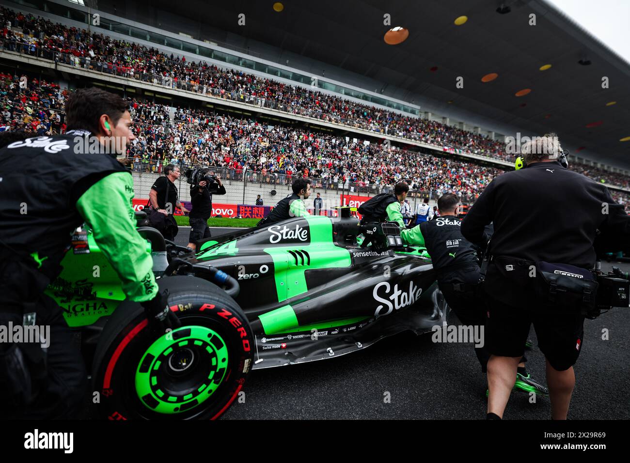 24 ZHOU Guanyu (chi), Stake F1 Team Kick Sauber C44, starting grid during the Formula 1 Lenovo ...