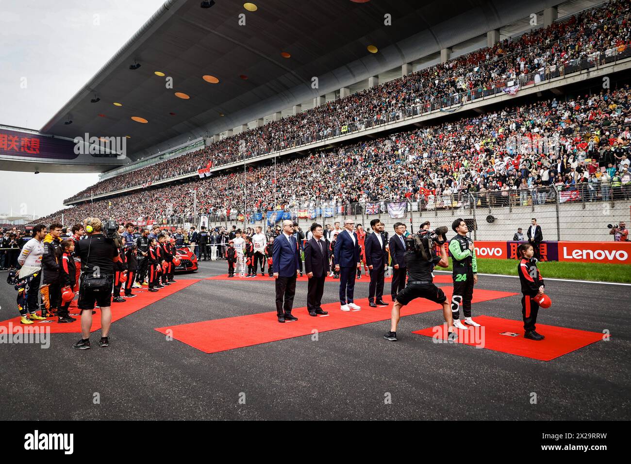 Atmosphere start of the race, depart, ZHOU Guanyu (chi), Stake F1 Team Kick Sauber C44, portrait ...