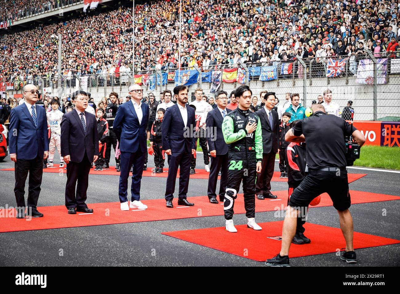 Atmosphere start of the race, depart, ZHOU Guanyu (chi), Stake F1 Team Kick Sauber C44, portrait ...