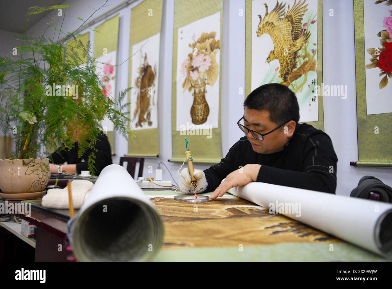 (240421) -- NANYANG, April 21, 2024 (Xinhua) -- A lover of Nanyang ...