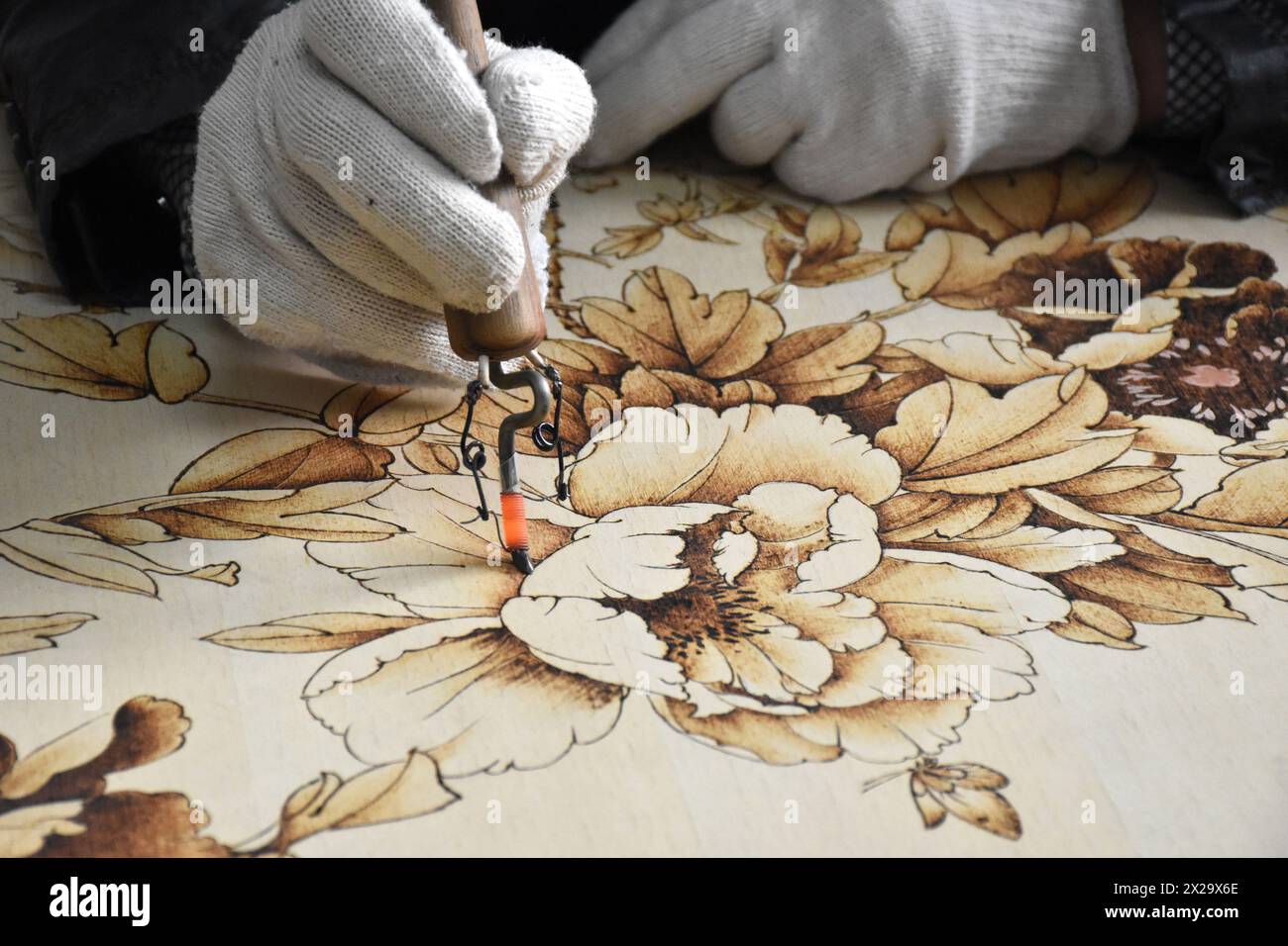 (240421) -- NANYANG, April 21, 2024 (Xinhua) -- Li Zhe makes a wooden ...