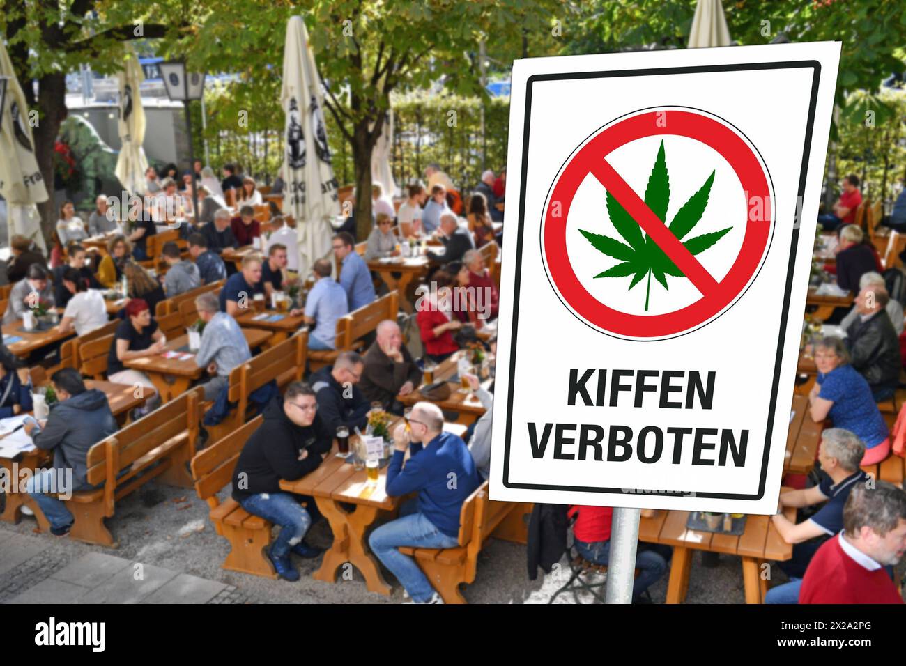 FOTOMONTAGE: Themenfoto Cannabis Verbot in Biergaerten. Kiffen,Kiffen ...