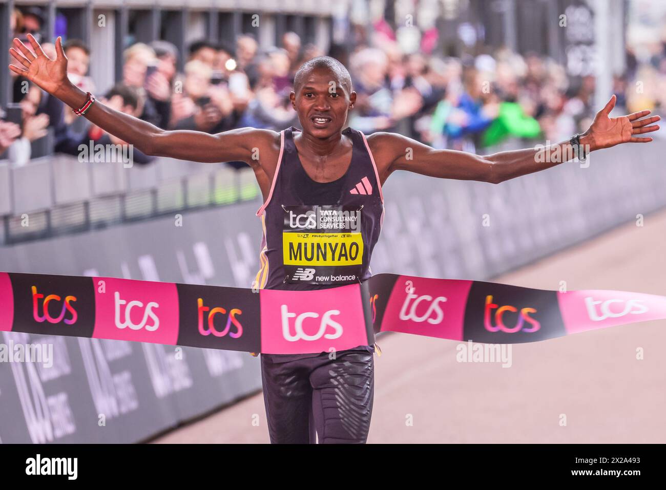 2024 tcs london marathon start line hi-res stock photography and images ...