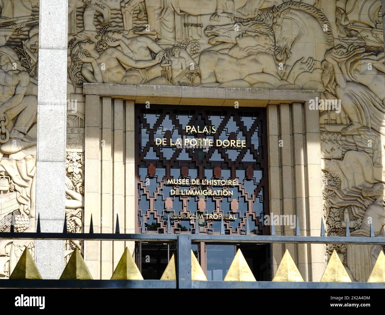 Palais colonial hi-res stock photography and images - Alamy