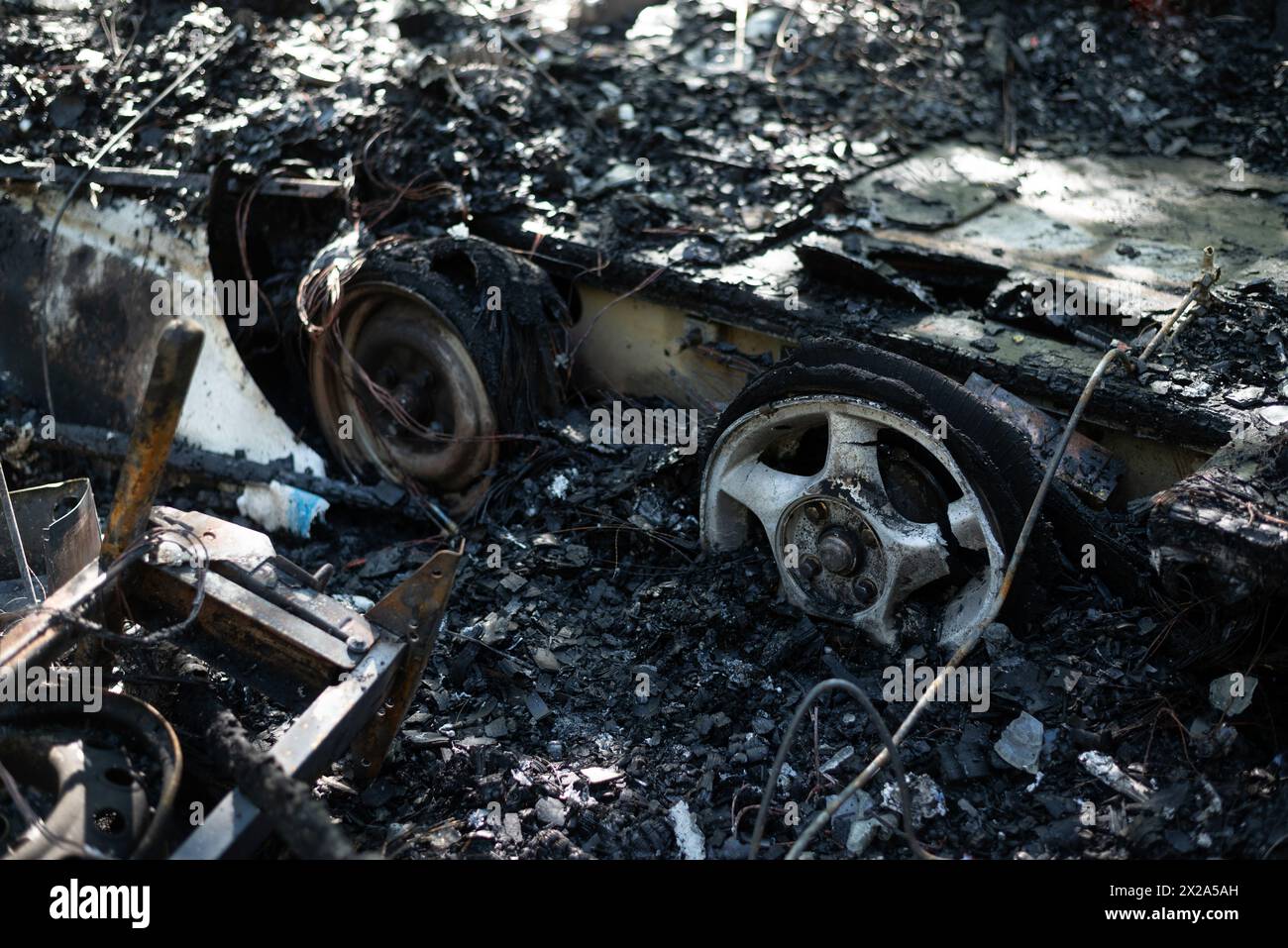 The remains of a burnt out mobile home trailer Stock Photo - Alamy