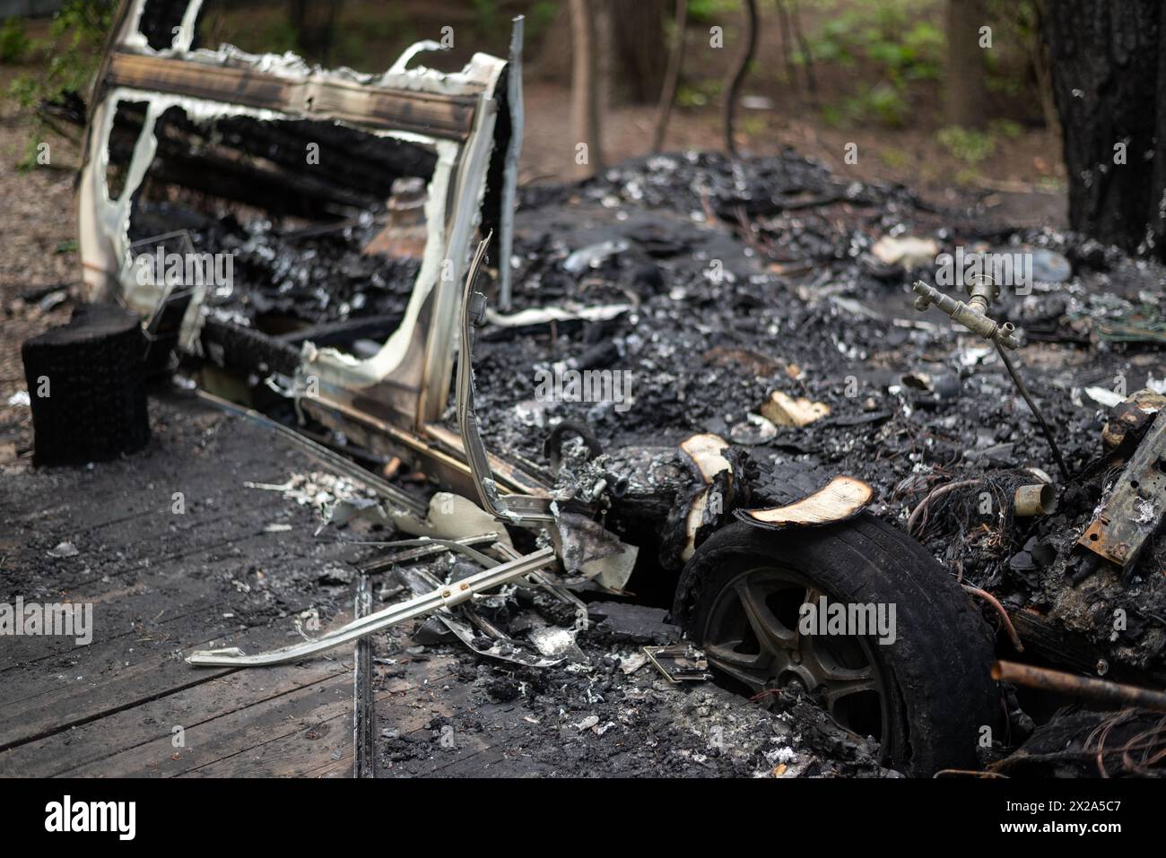 The remains of a burnt out mobile home trailer Stock Photo - Alamy