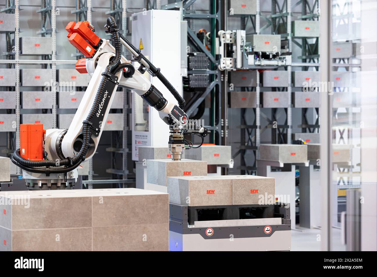Smart industrial robots hi-res stock photography and images - Alamy
