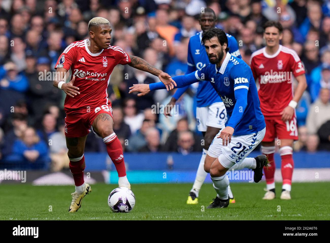 Danilo of Nottingham Forest turns Andres Gomes of Everton during the ...