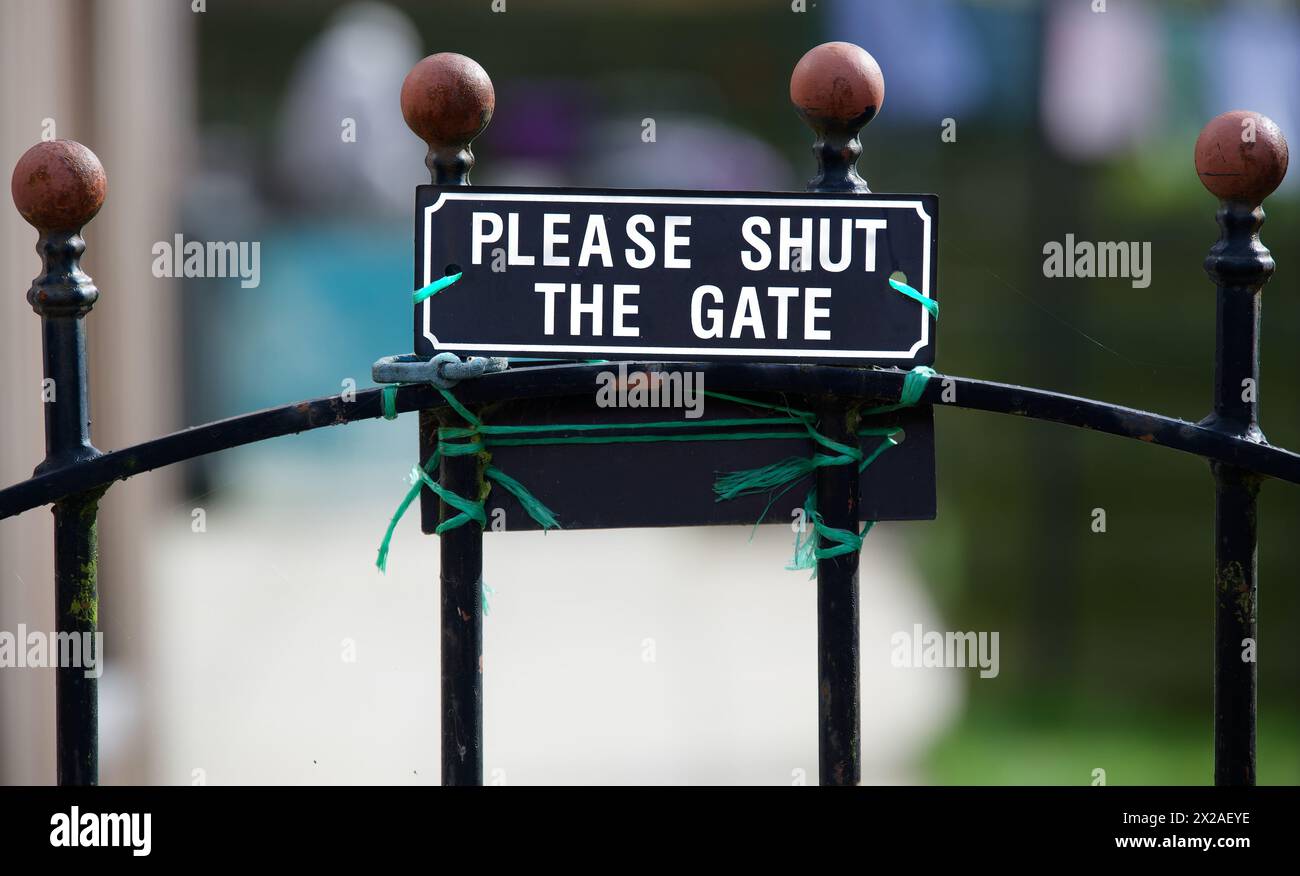 Please close gate sign at entrance to residential garden Stock Photo ...