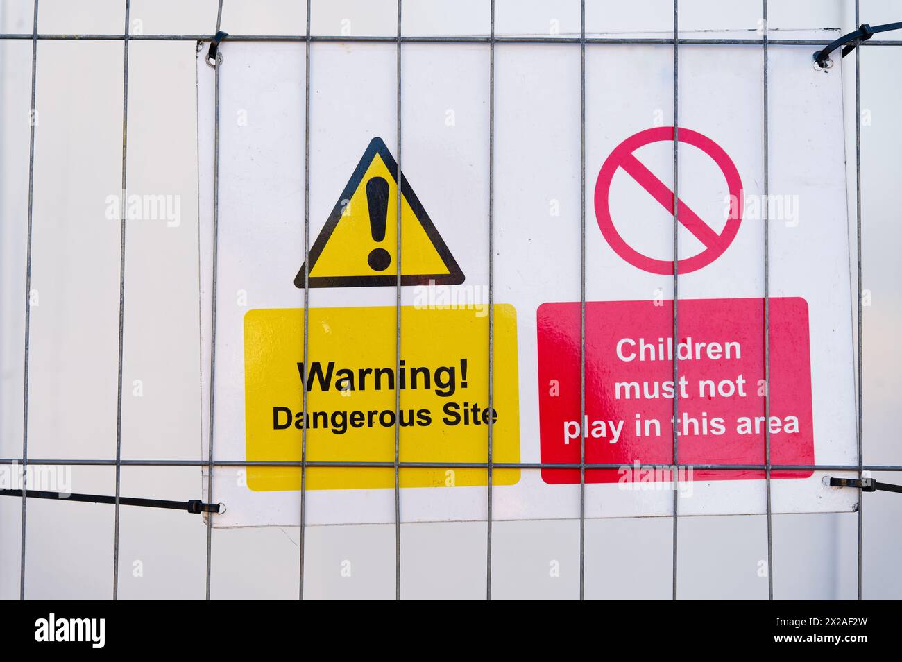 Construction site health and safety sign on fence Stock Photo - Alamy