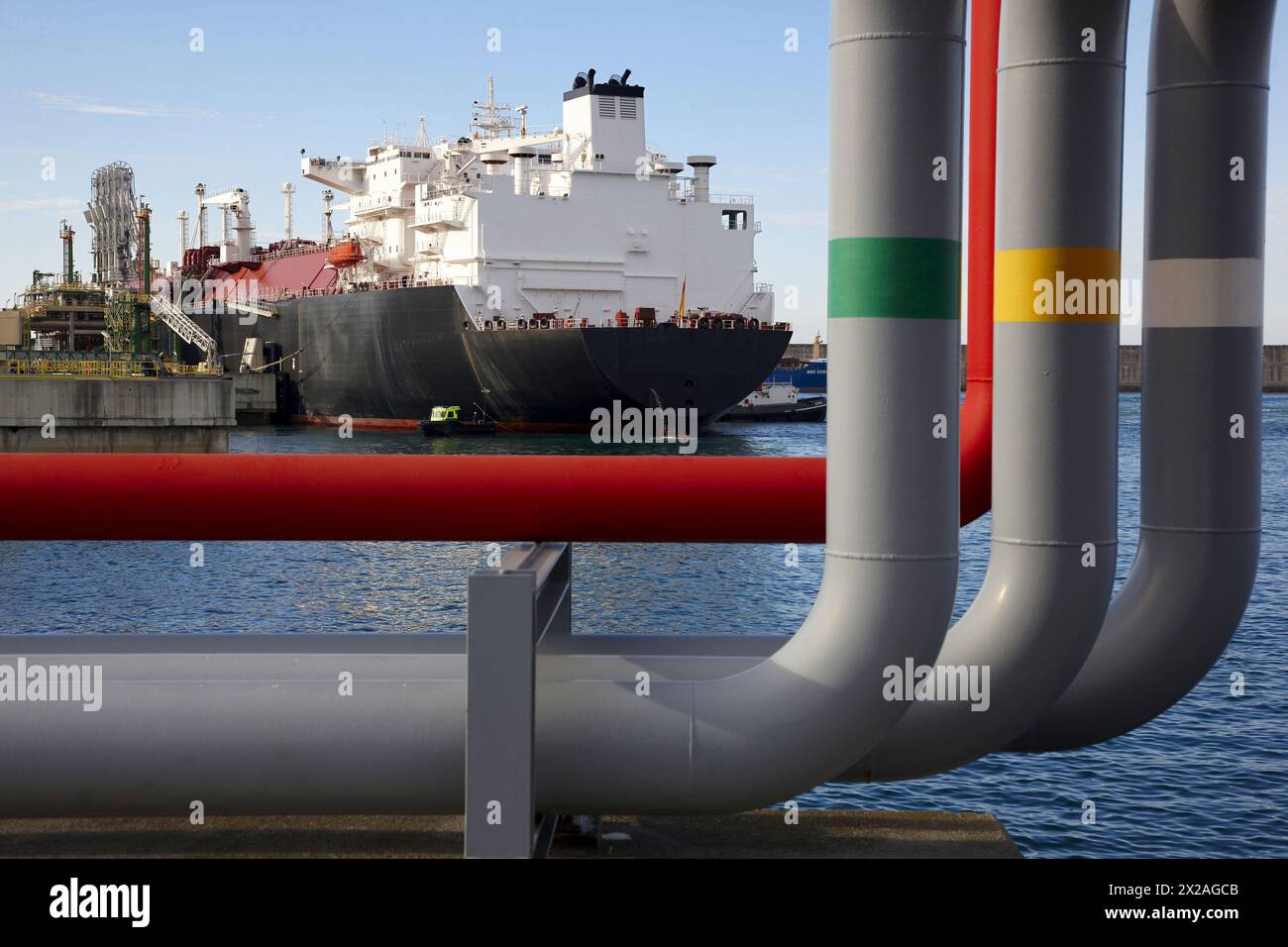 Ship for transporting natural gas, fuel pipelines, unloading fuel. Port ...