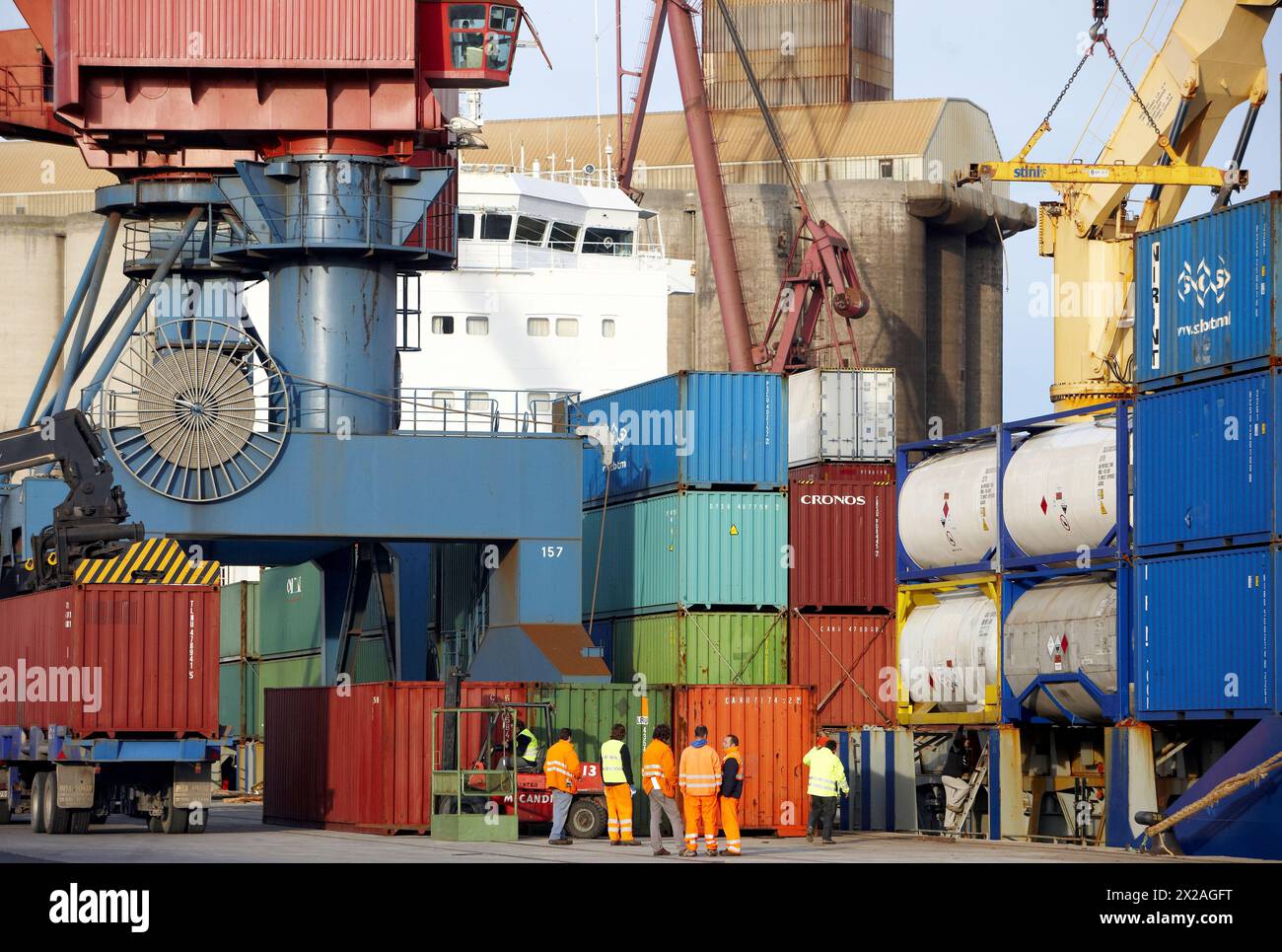 Loading containers on cargo hi-res stock photography and images - Alamy