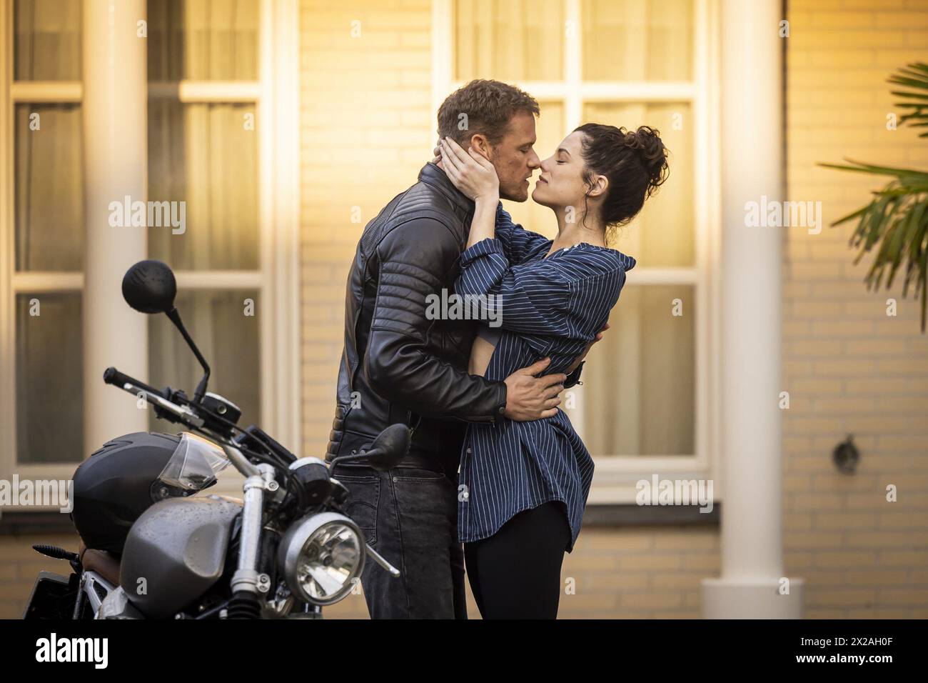 SAM HEUGHAN and JESSICA DE GOUW in THE COUPLE NEXT DOOR (2023) -Original title: LA PAREJA DE AL ...