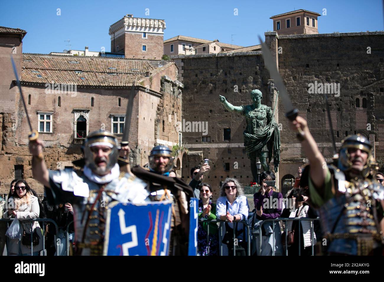 (240421) -- ROME, April 21, 2024 (Xinhua) -- People take part in a ...