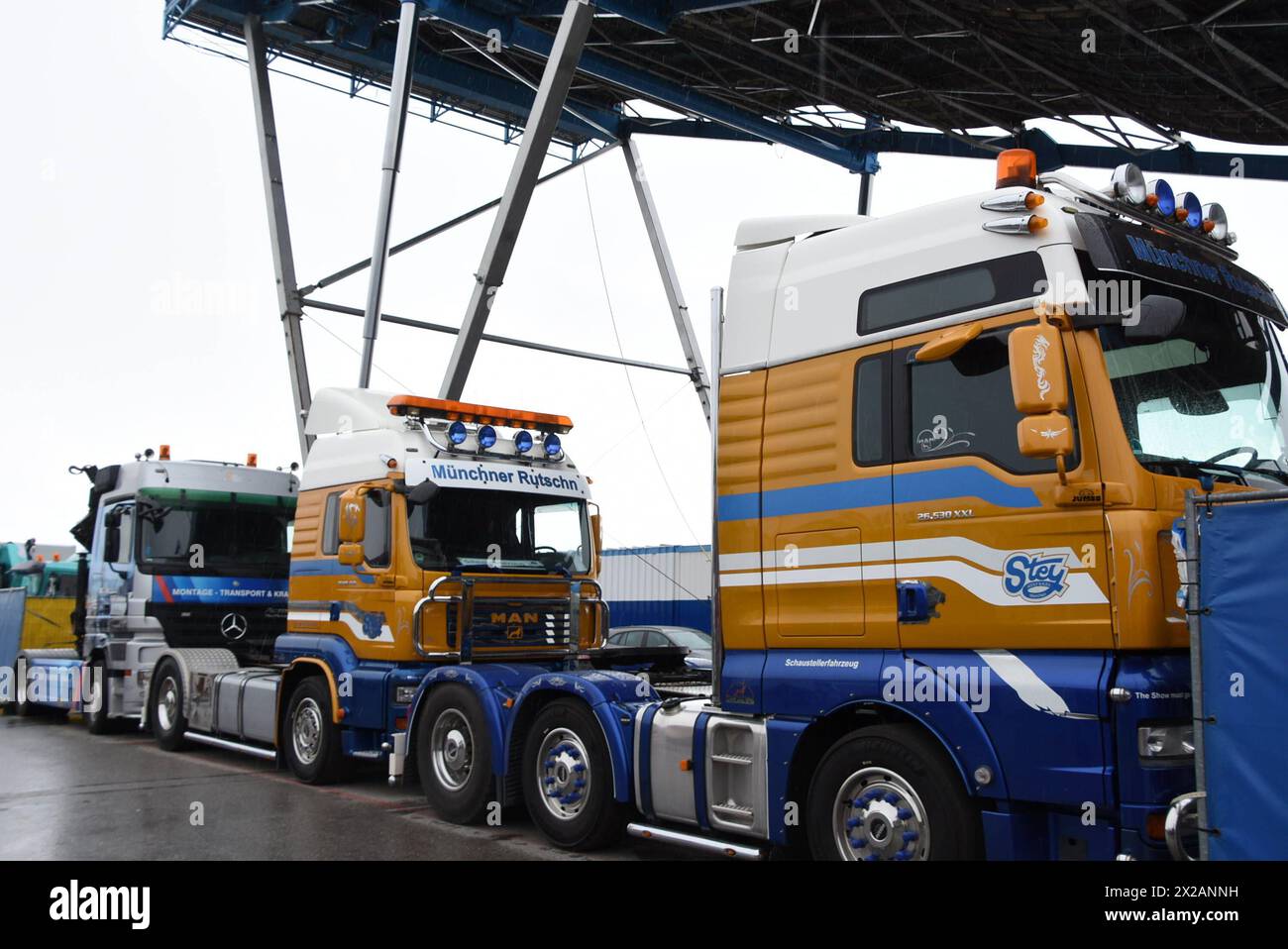 Schausteller Trailer Muenchen 21.04.2024 Theresienwiese Fruehlingsfest ...